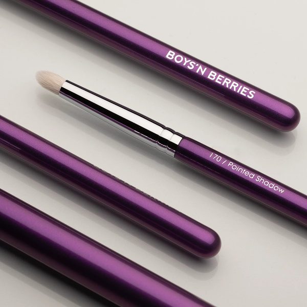 Pointed Shadow Eye Brush – Boys'n Berries